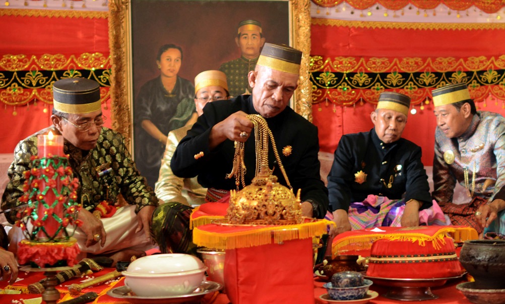 Traditional Ceremony of Accera Kalompoang ~ Malay Travel and Tour