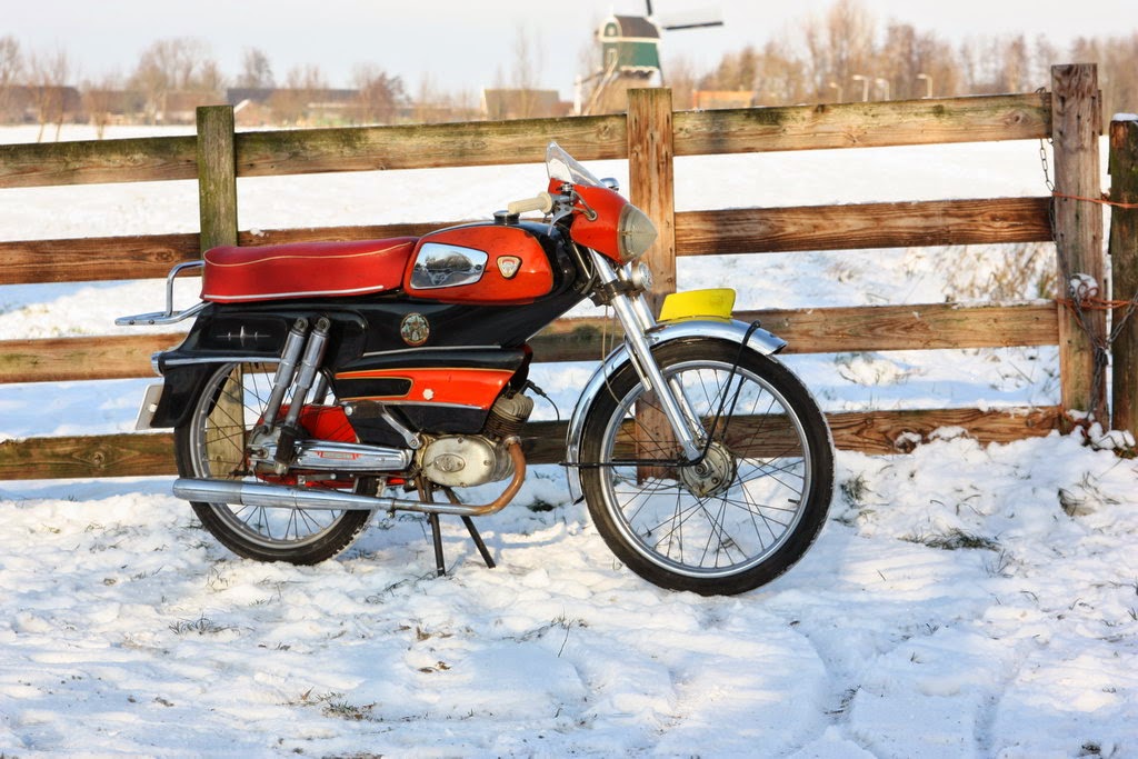 Een Leiderdorper: Mijn eerste bromfiets -8- / slot