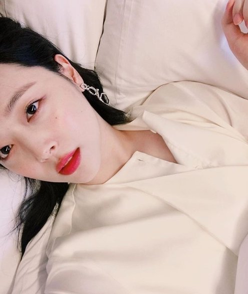 Sulli seems to be feeling better in latest photo updates