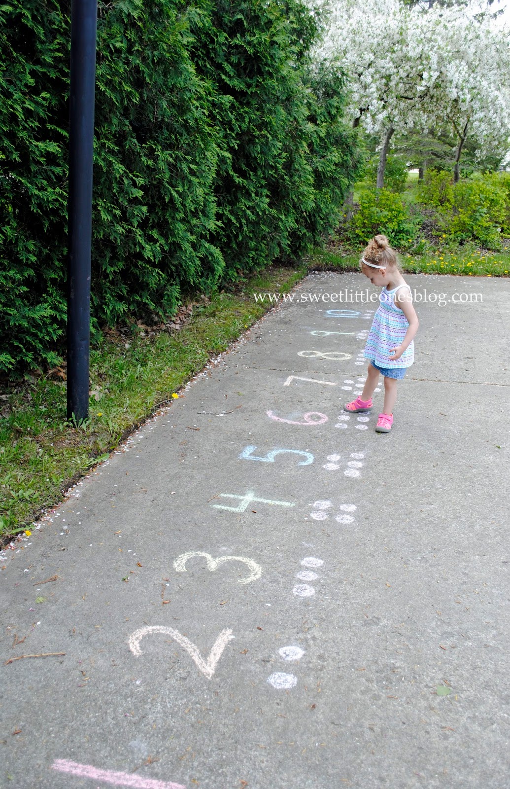 Sweet Little Ones: Sidewalk Chalk Fun: 45+ Games and Activities