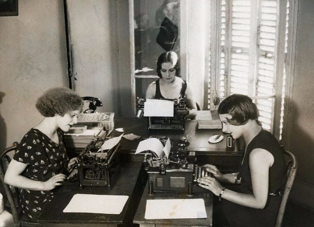 Before Computer: Here Is What People Worked With Their Typewriters in ...