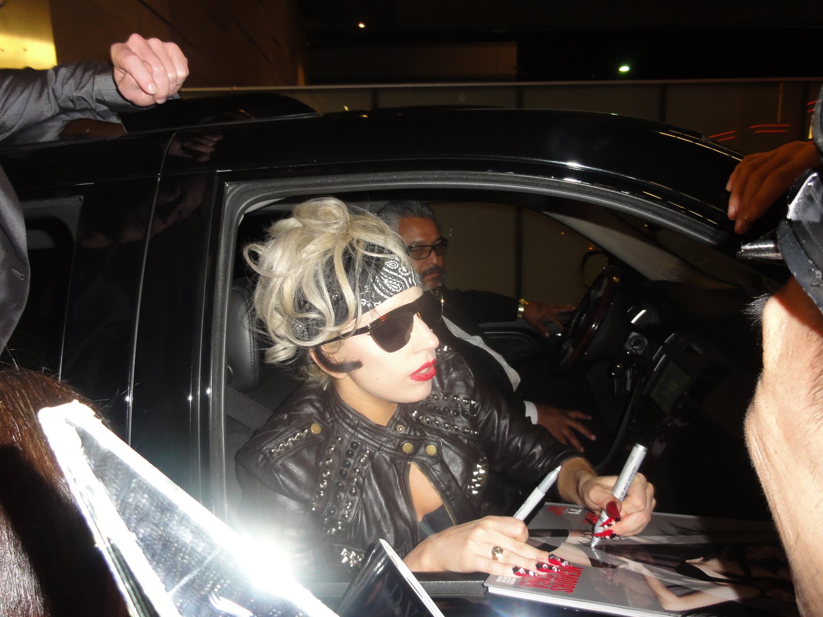 Lady Gaga con fans ~ Lady Gaga Goddess Of Pop Spain