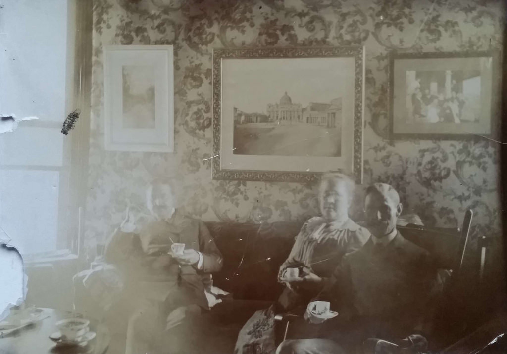 Victorian-Edwardian Living Room: 36 Interesting Vintage Pictures Show ...