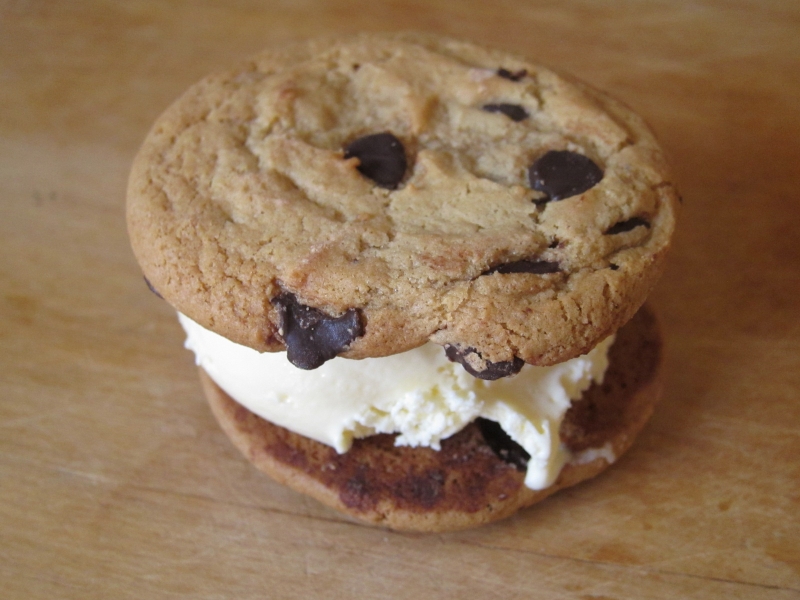 Review Carls Jr Hand Scooped Chocolate Chip Ice Cream Sandwich Brand Eating