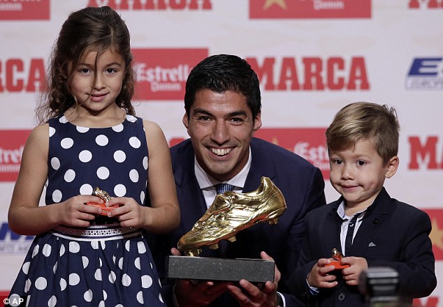 BLOG: Luis Suarez wins Golden Boot award for 2015/16 season - Photos