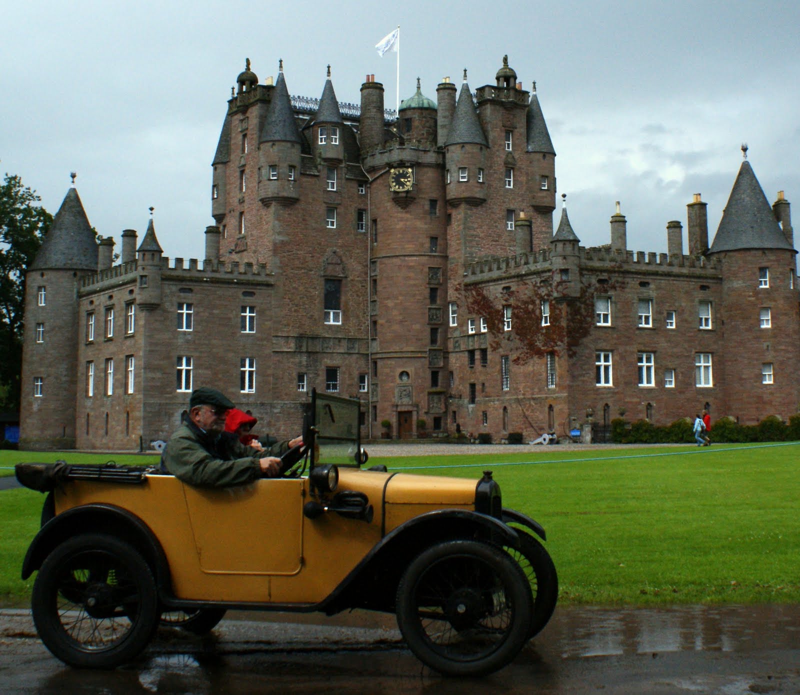 Tour Scotland: Tour Scotland Photographs Vintage Cars Glamis Castle ...
