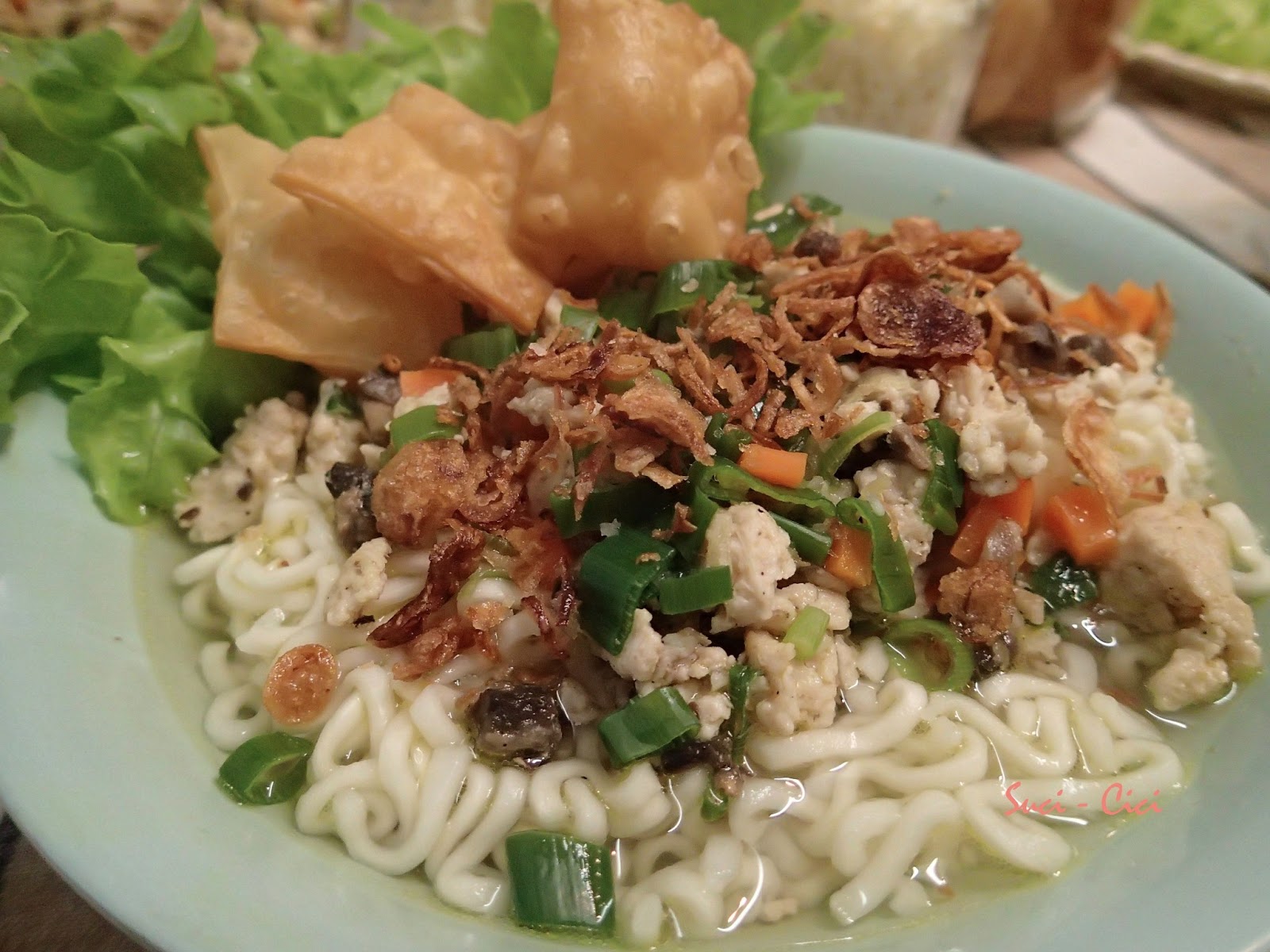 Suci - Cici: Mie Pangsit [Noodle with Chicken Springkle]