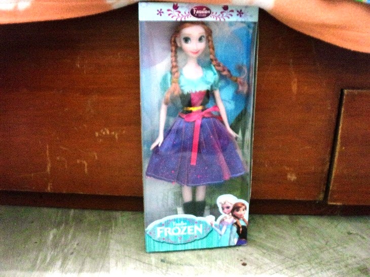 Knocked-off!: Bootleg Doll Review : Bootleg 12" Anna from Frozen Doll