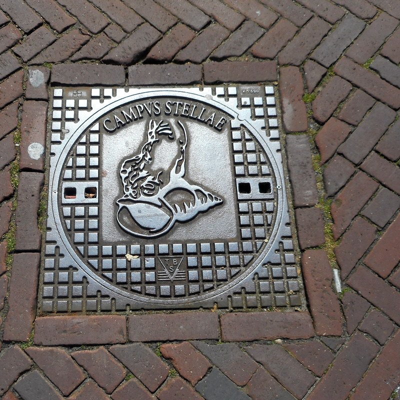 Opvallend onopvallend: Manhole cover sign
