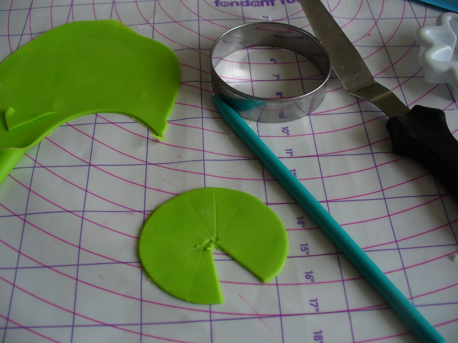 Cake or Bust: Water Lily Tutorial