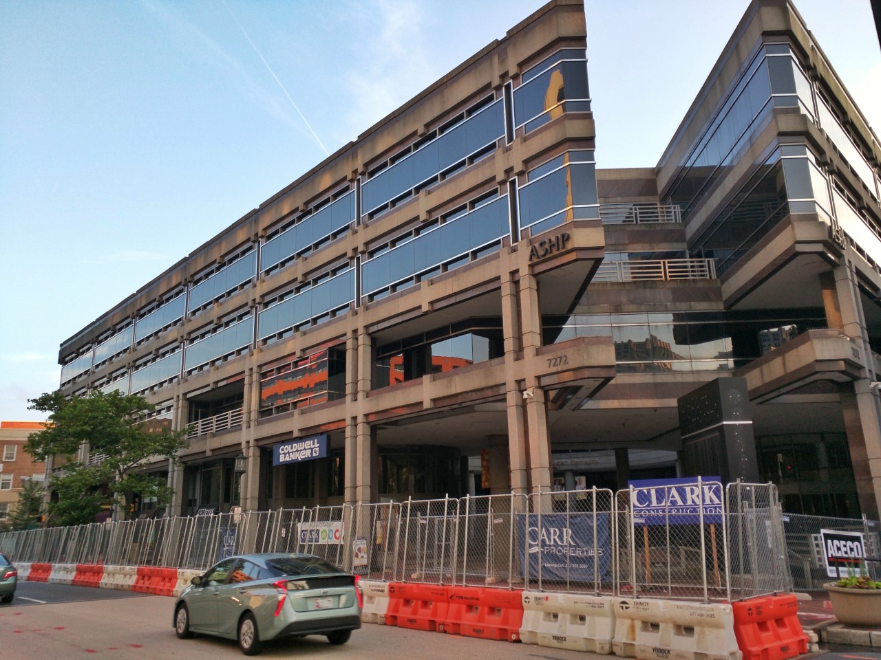 Robert Dyer @ Bethesda Row: Apex Building demolition closes 1 SB lane ...