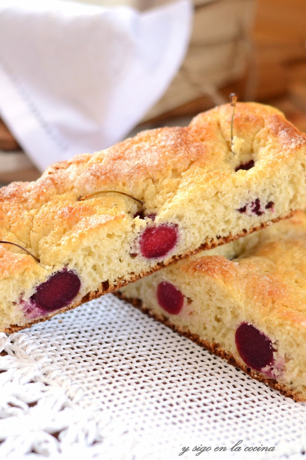 y sigo en la cocina: Coca de patata y cerezas