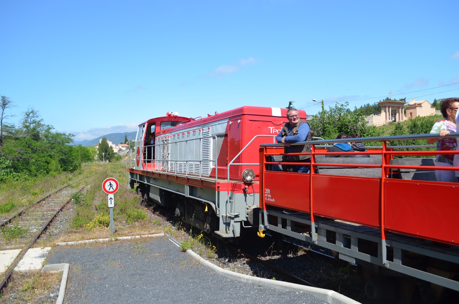 ESCAPADAS CON RAILES.TODAS MIS EXPERIENCIAS VIAJERAS: EL TREN ROJO (LE ...