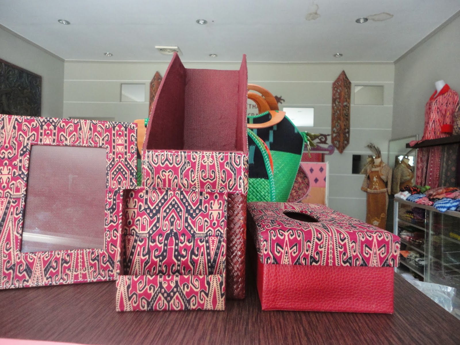 Batik Motif Dayak Khas Kalimantan, : Pernak Pernik ( Tas, Kerajinan ...