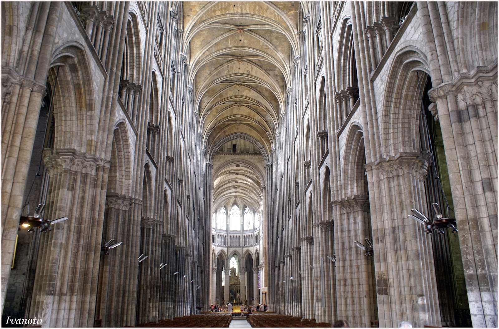 VISTO Y VIVIDO: Nave central de la catedral de Rouen