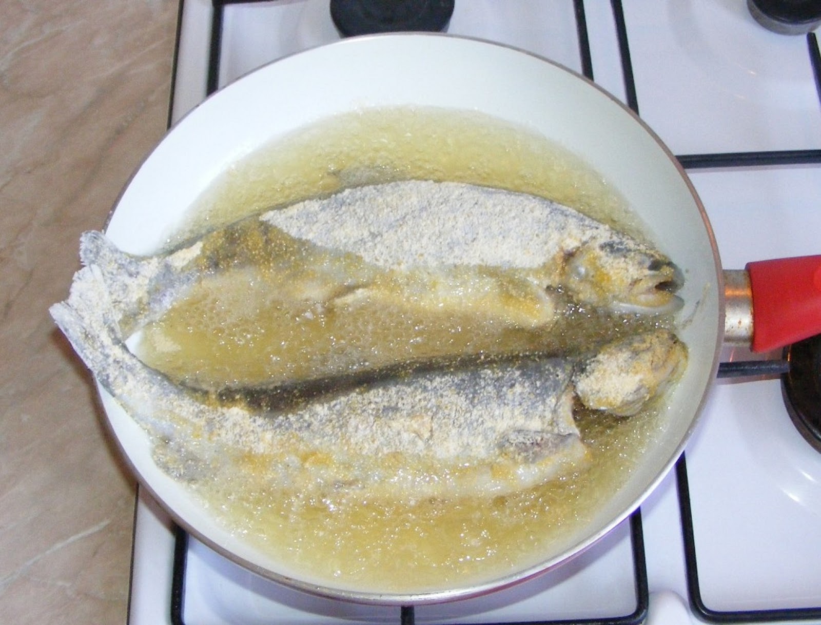 Pastrav prajit in crusta de malai | Preparatedevis.ro