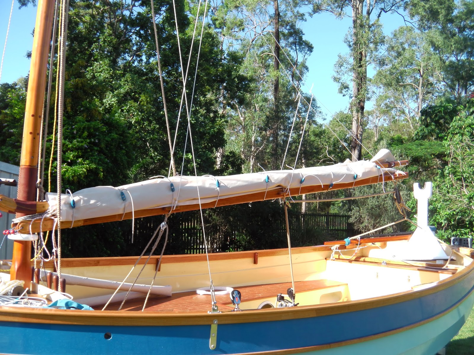Dave's SFD Able Build: Packing Up the Mainsail With a Folding Mast.