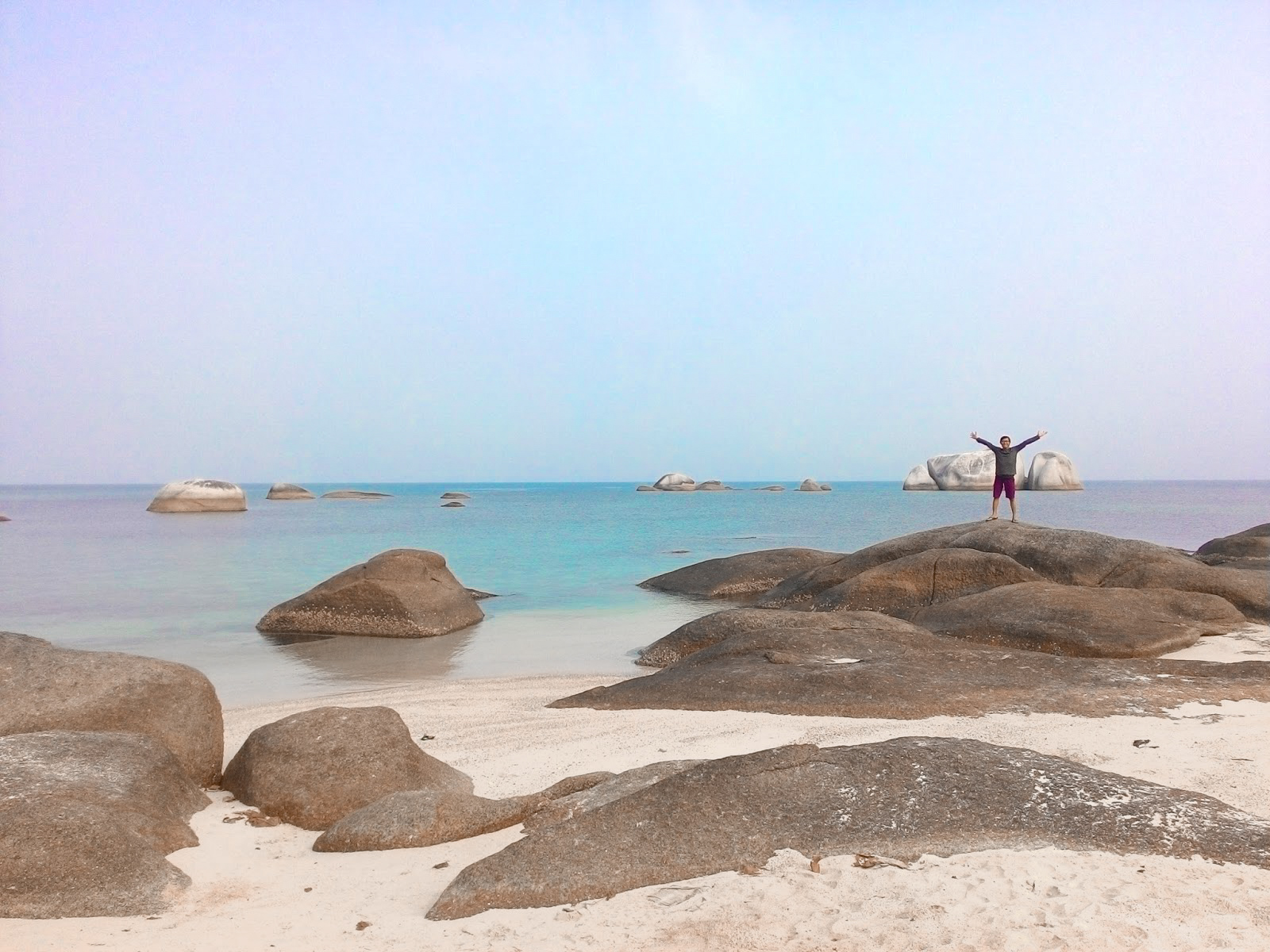 Di Balik Batu Pantai Tanjung Tinggi