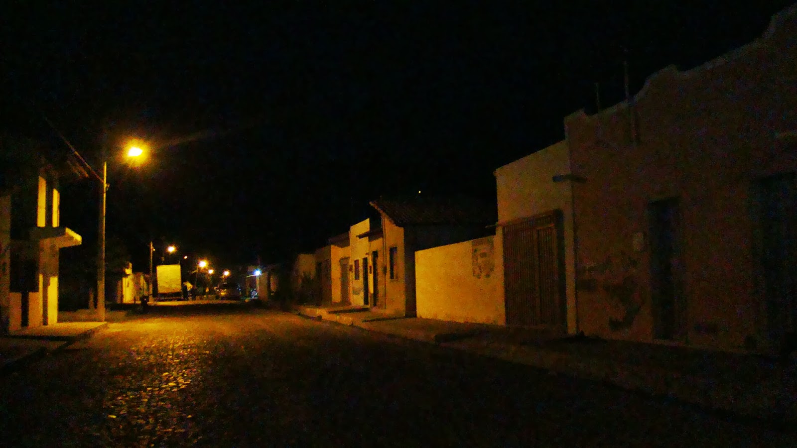 Chaval de ruas escuras e depressivas