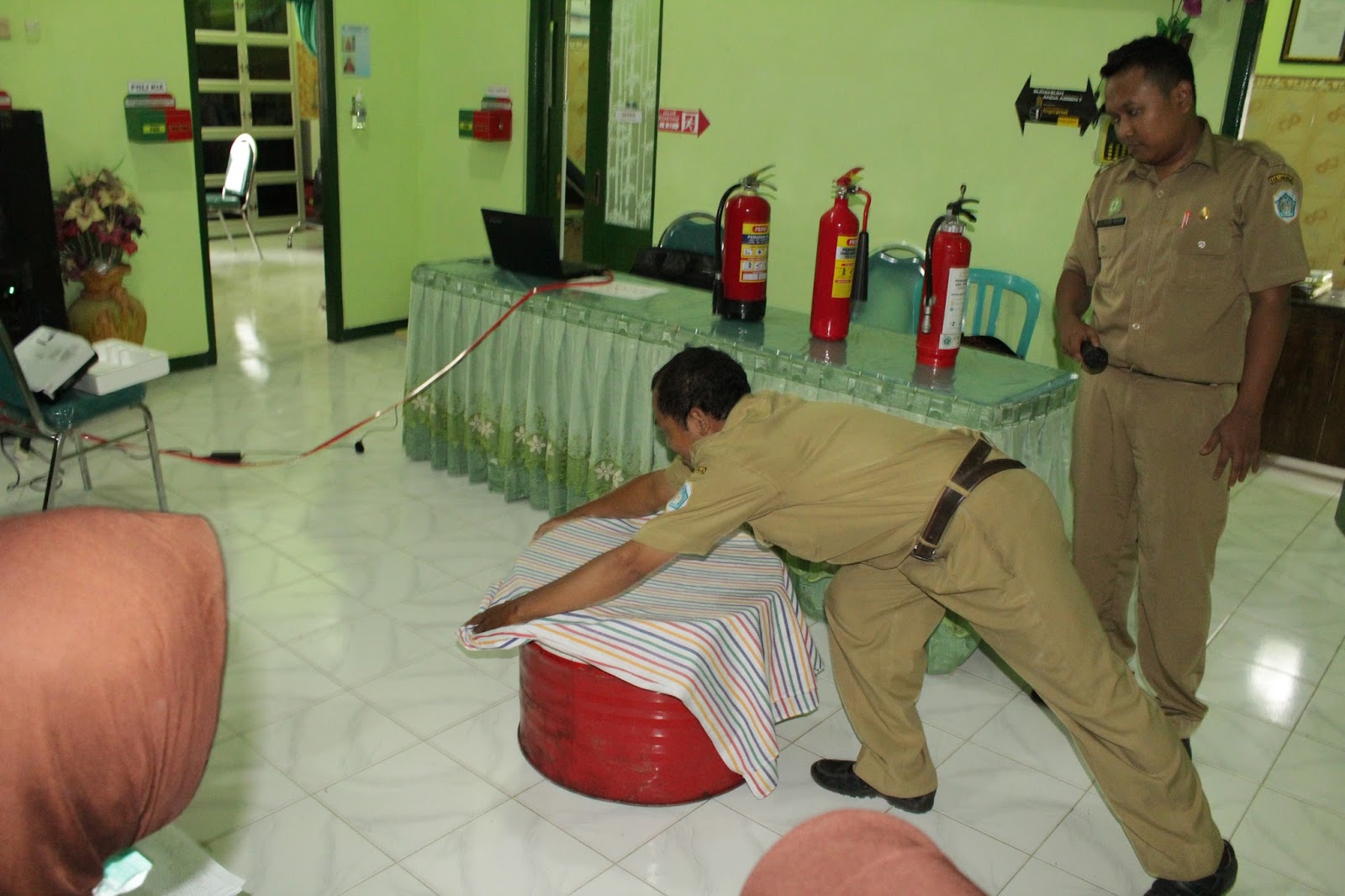 Puskesmas Laren: Cara Memadamkan Api Dengan Cara Tradisional, Modern ...