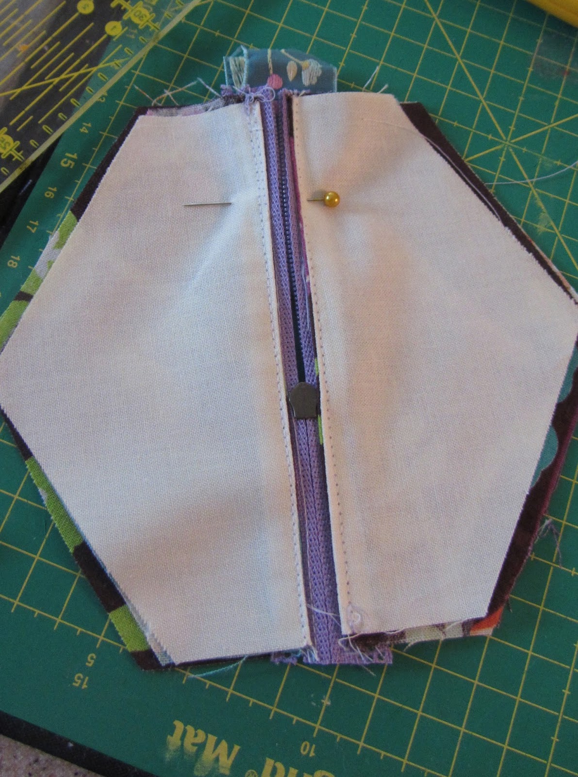 Fishkopp : Hexagon pouch with (lace) zipper based on Moda honeycombs