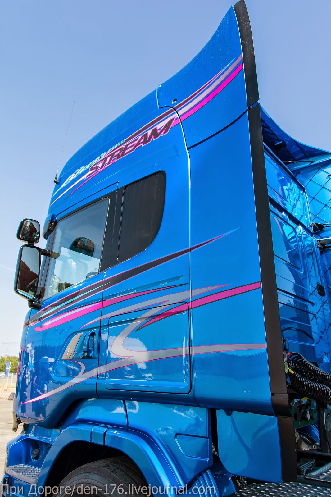 Так же как и предыдущая ограниченная серия, Blue Stream окрашен в синей ...