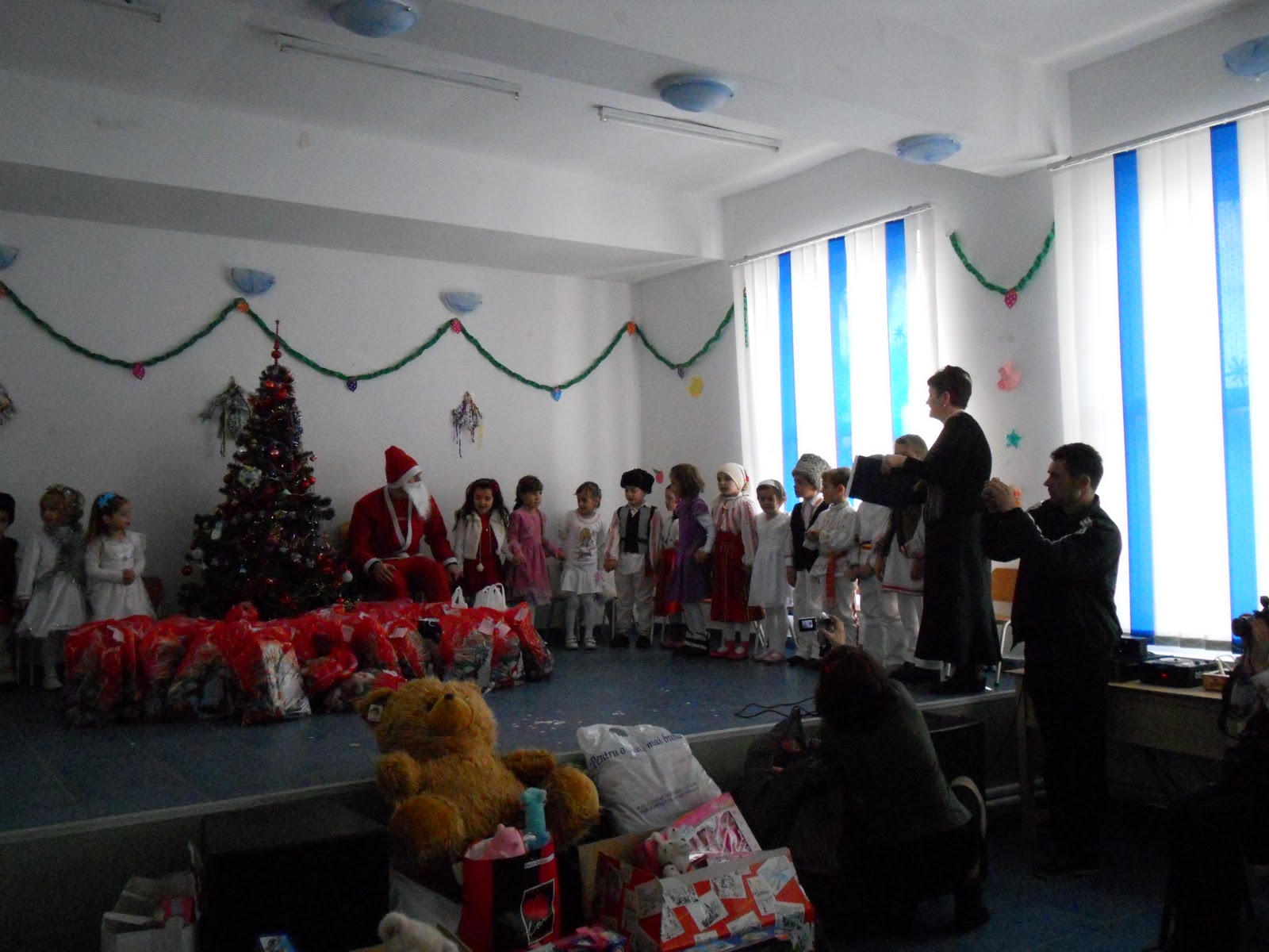 Steli - lumea mea: Poveste din Buesti - Un Mos darnic, copii fericiti ...