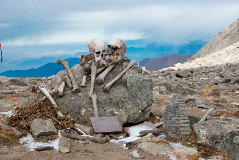 Infinito Misterioso: Roopkund, El Lago de los Esqueletos