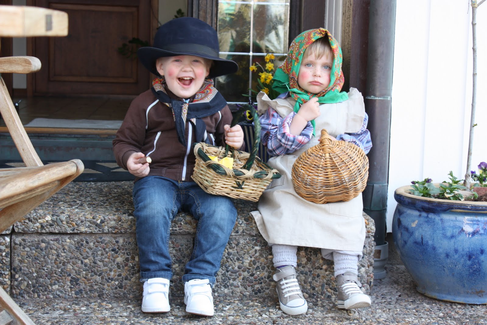 På Barfotsgatan: Påskgubbe och påskkärring!