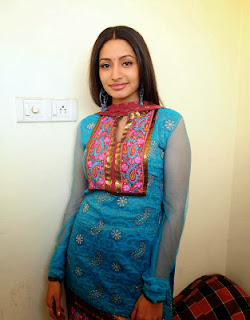 Anita Galler Candid Photoshoot HQ Pics At 'Maro Charitra' Telugu Movie ...