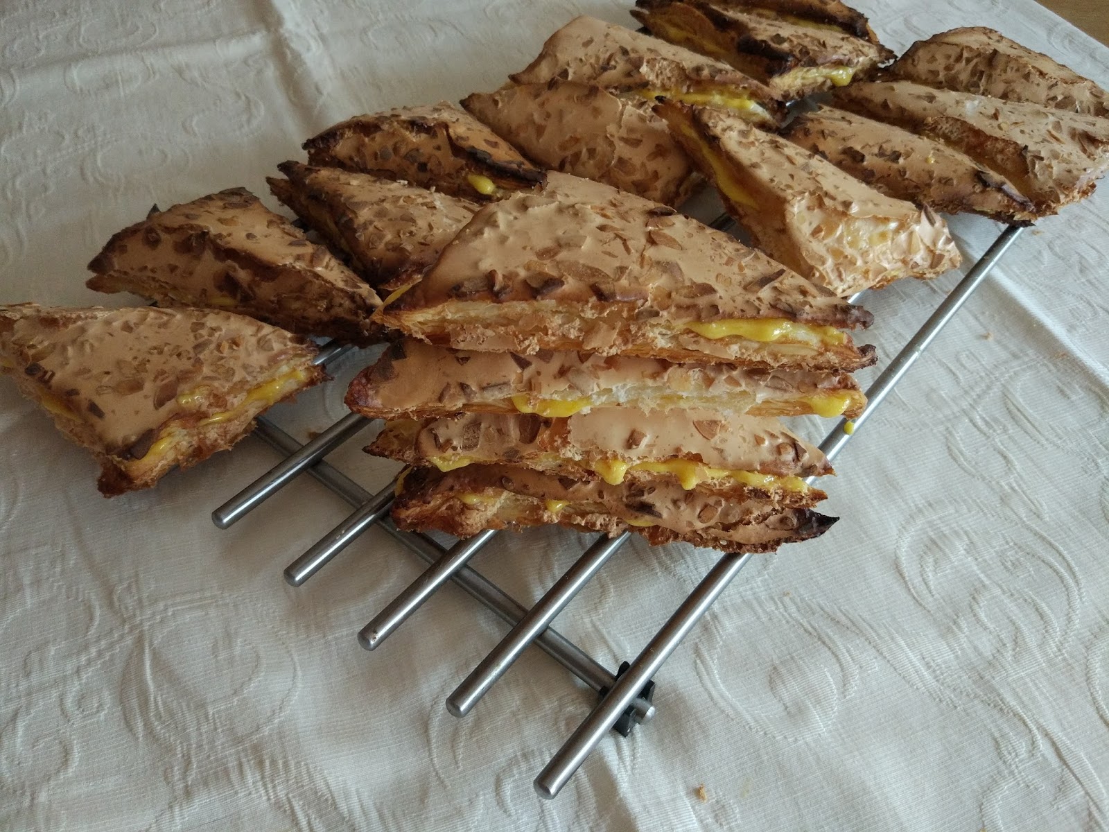 With Chocolate Brown: Jesuítas com Doce de Ovos