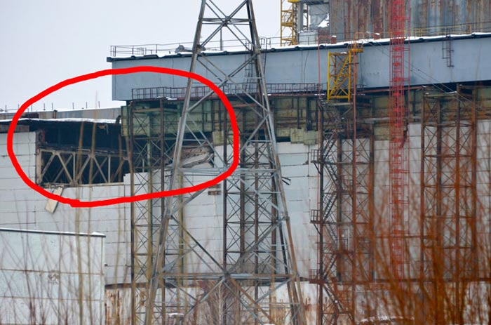 CRISIS MANAGEMENT: Fragment of roof collapse Chernobyl nuclear power ...