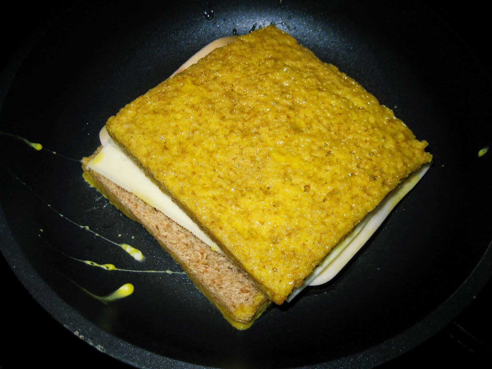 Como miel en pan tostado: Sandwich mixto rebozado relleno de champiñones
