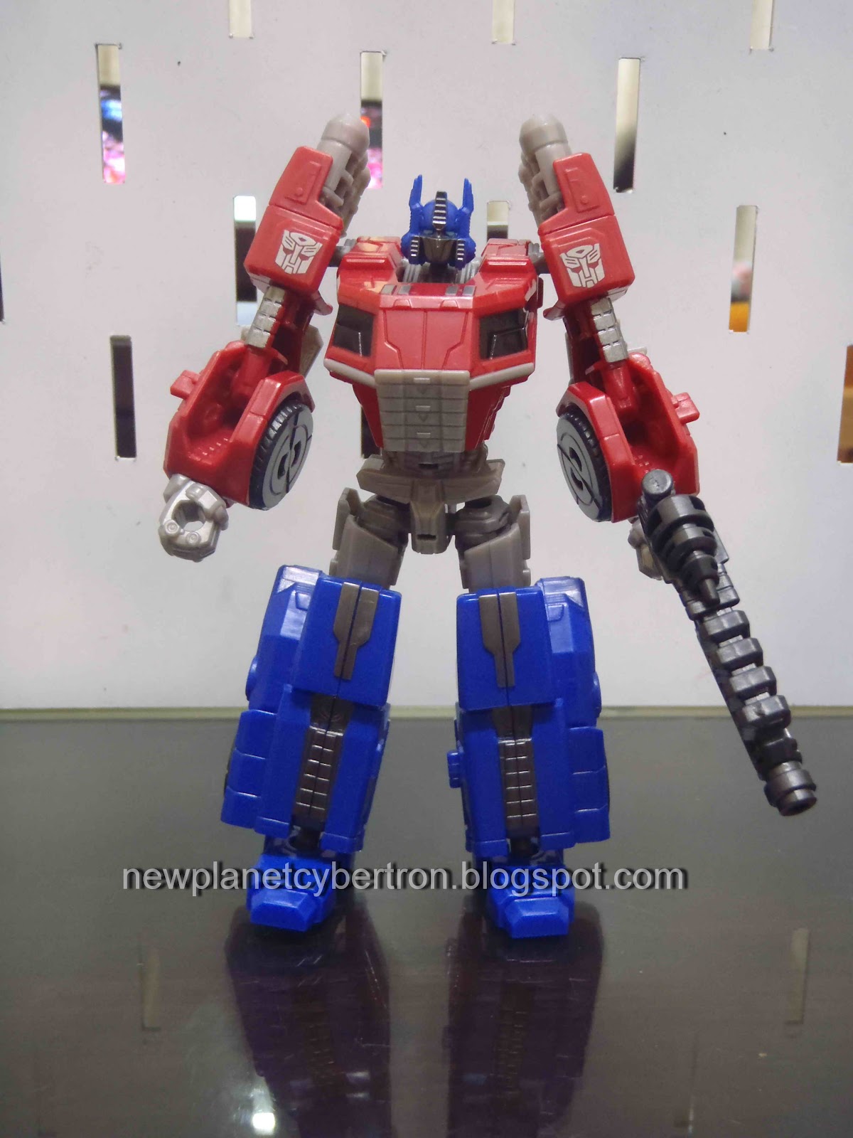 New Planet Cybertron: Transformers Review: Optimus Prime (FOC Deluxe)