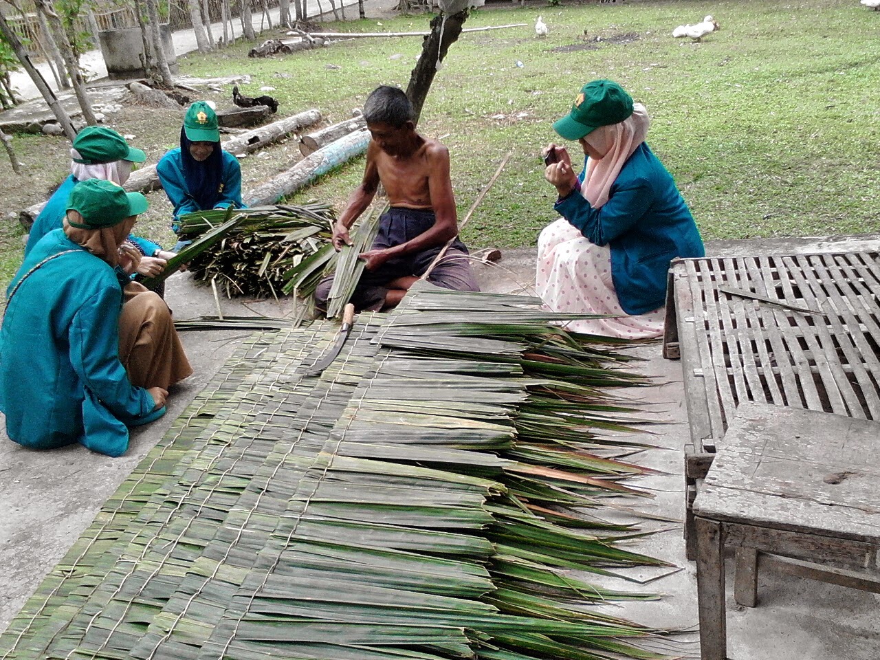 Melihat Cara Pembuatan Atap Rumbia ~ KKN Unsyiah 2014 Gampong Dee ...