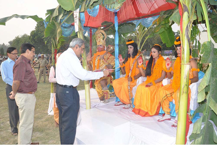 Varanasi View: Ravan Vadh marks Dussehra celebrations at DLW ground in ...