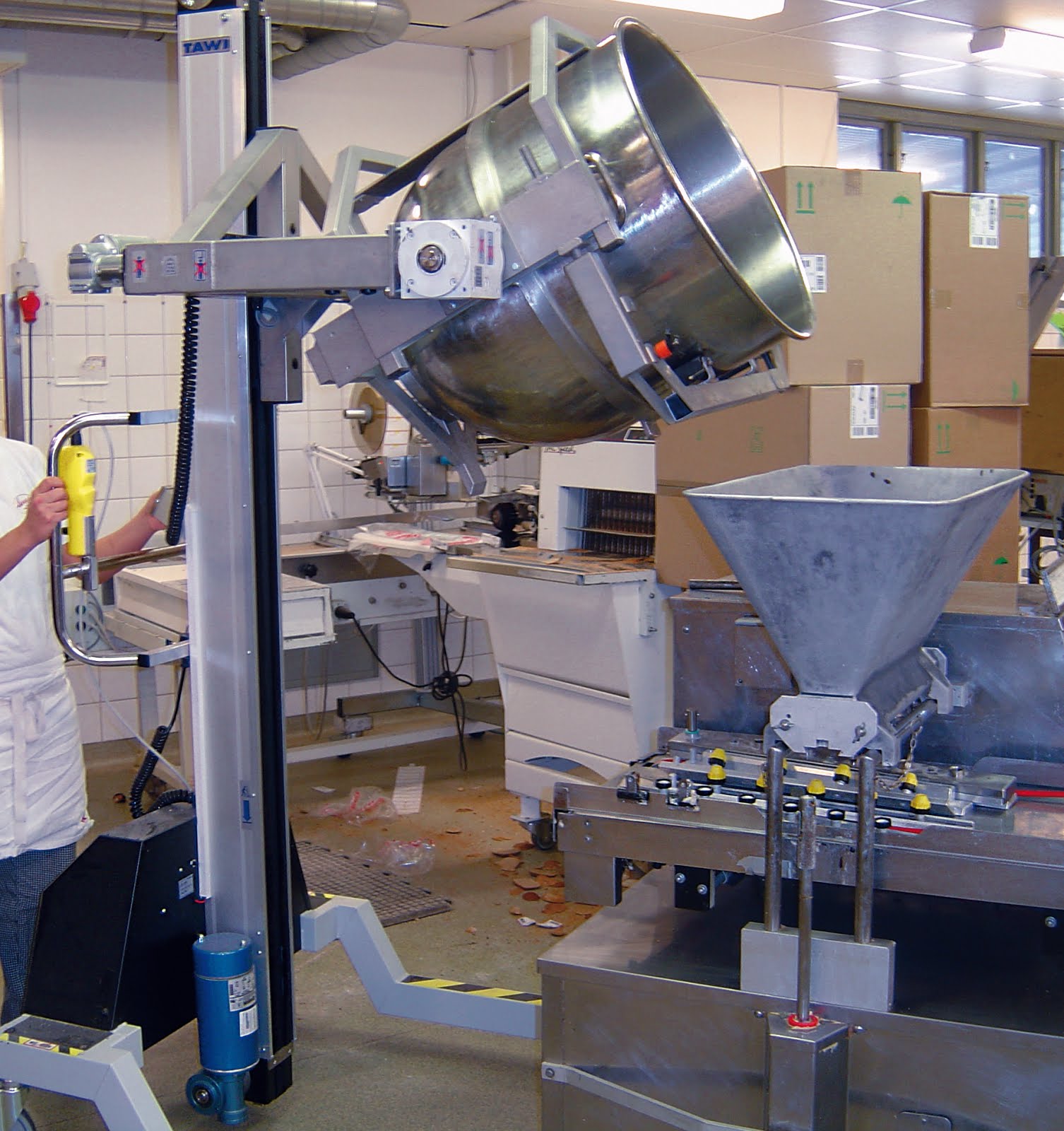 TAWIInternational: Ergonomic lifting and emptying of containers