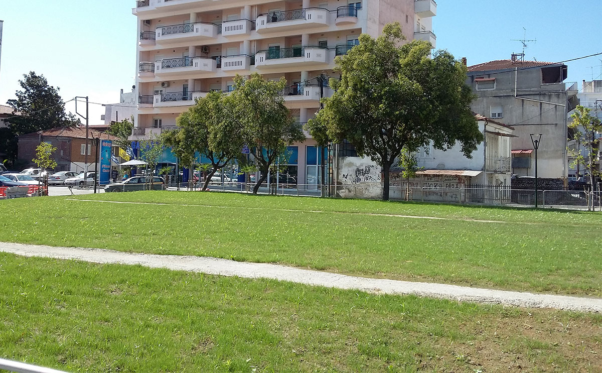 ΚΟΛΙΝΔΡΙΝΑ ΜΑΣΛΑΤΙΑ: Δήμος Κατερίνης: Φωταγωγήθηκε η πλατεία Δημοκρατίας