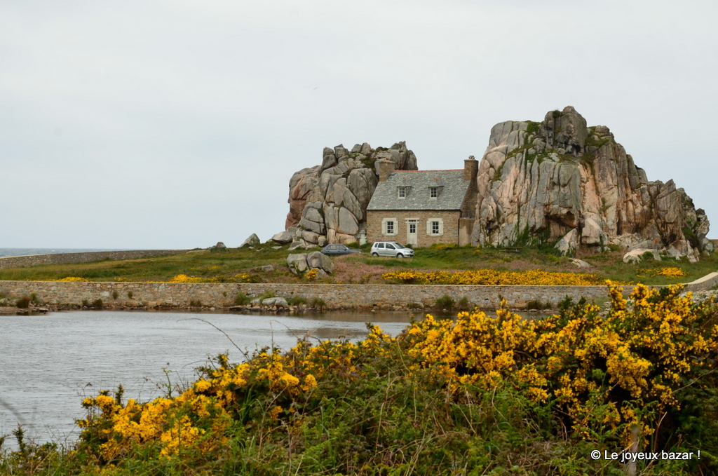 Bretagne : Plougrescant et sa maison entre les rochers