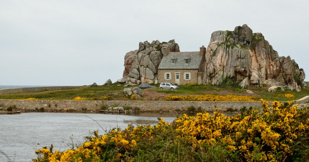 Bretagne : Plougrescant et sa maison entre les rochers
