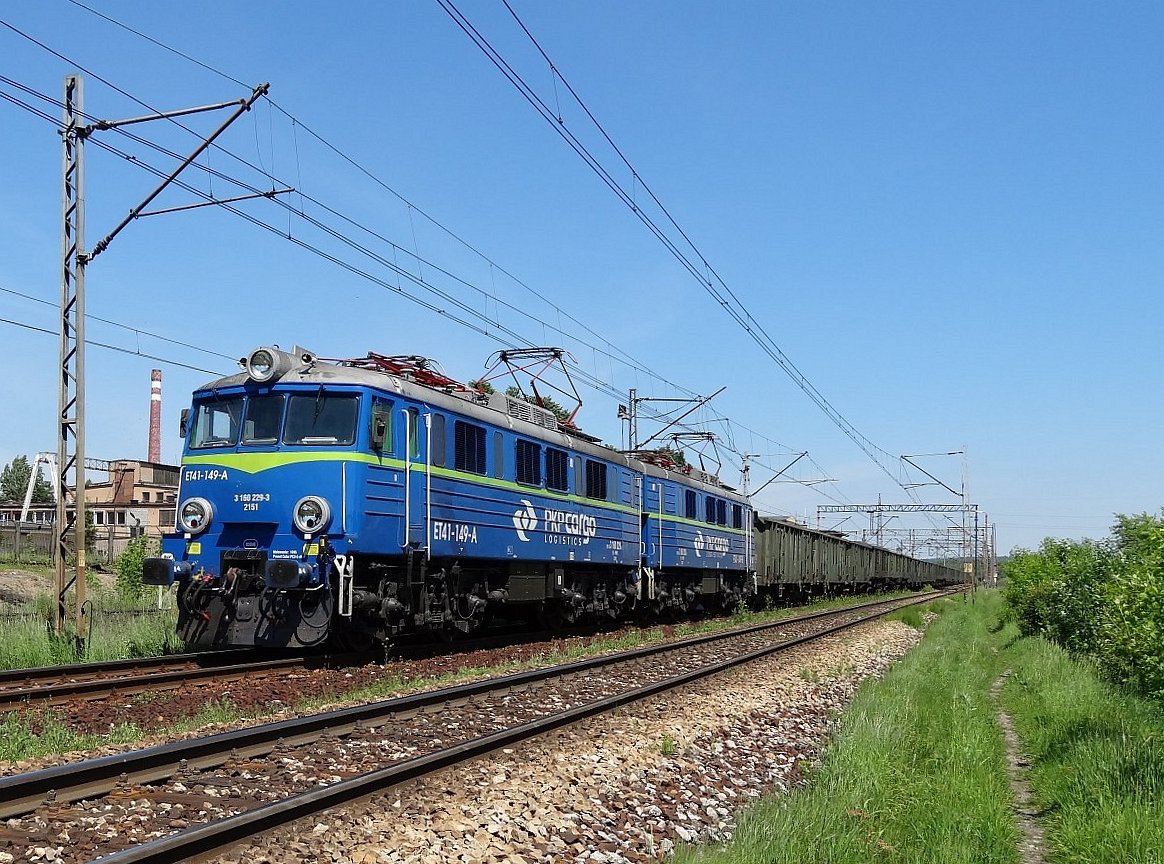 ET41-149 z pociągiem towarowym wjeżdża do Kielc