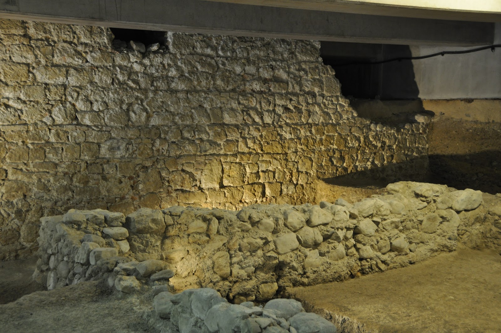 Patrimoine Azur 06: CRYPTE NICE SOUS LA PLACE GARIBALDI - Visite 04 10 2012