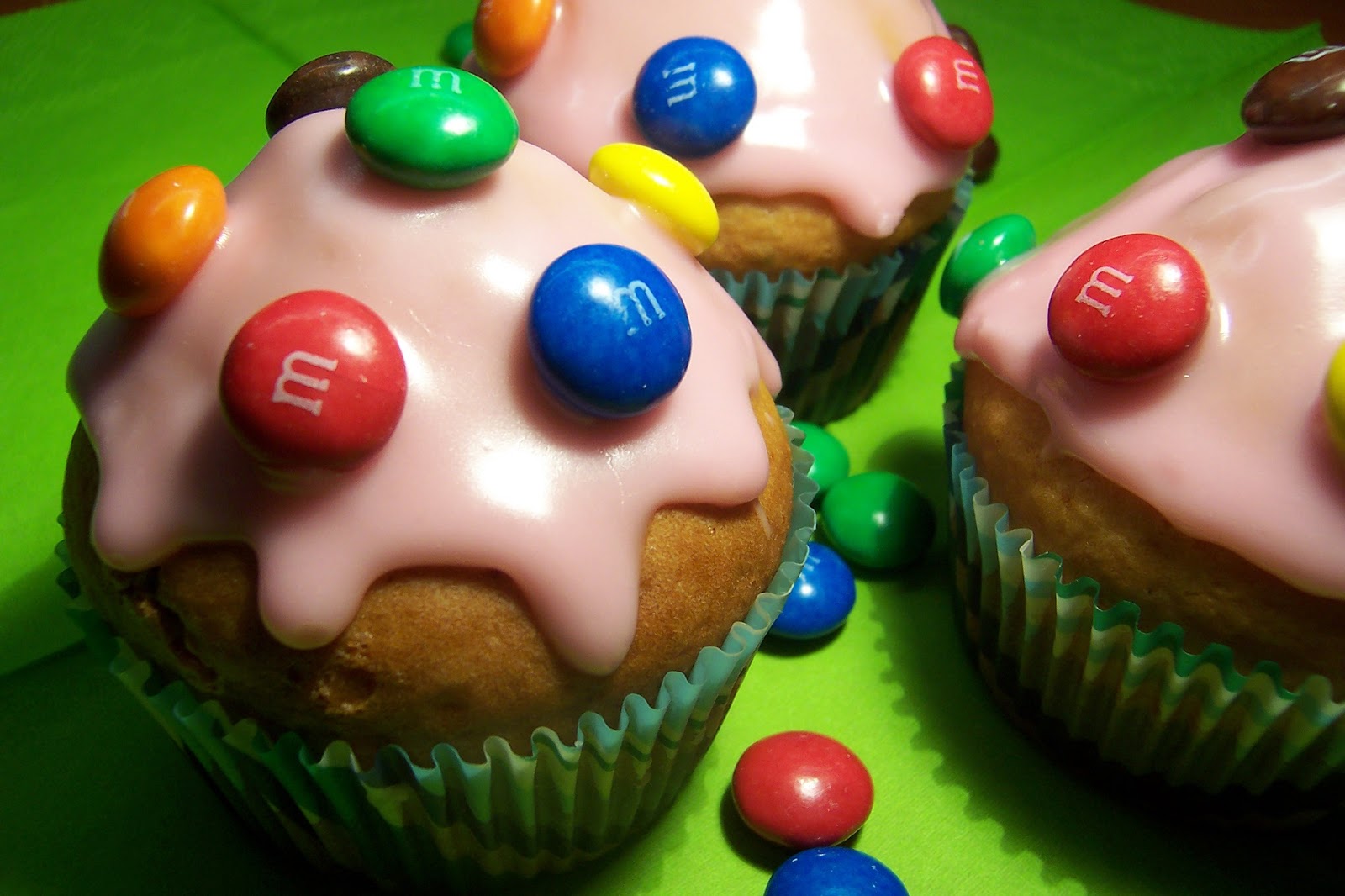 z cukrem pudrem: muffiny z m&ms