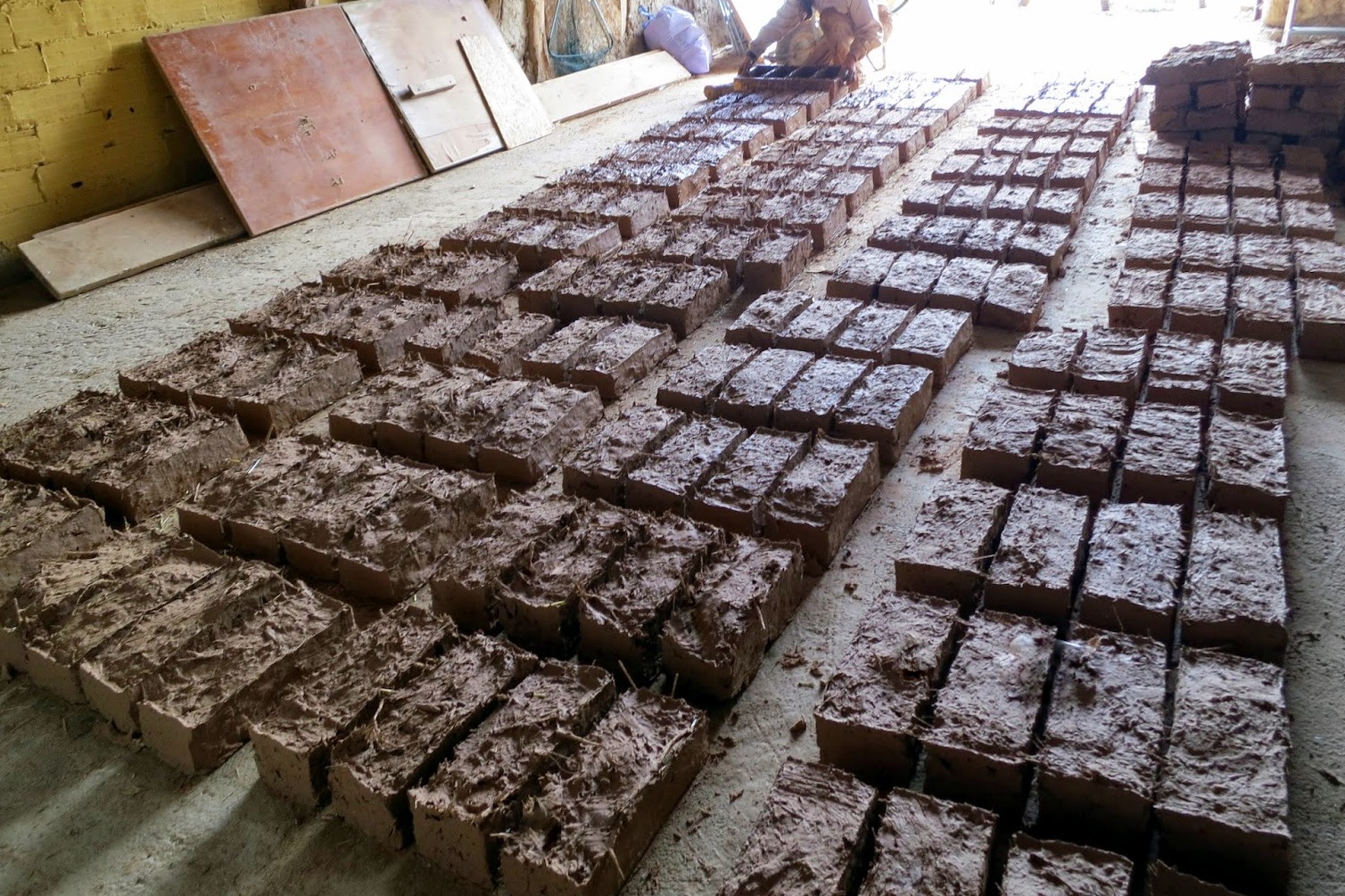 El Talon Sierte : Adobes de barro y paja hechos a mano (Cantalejo)