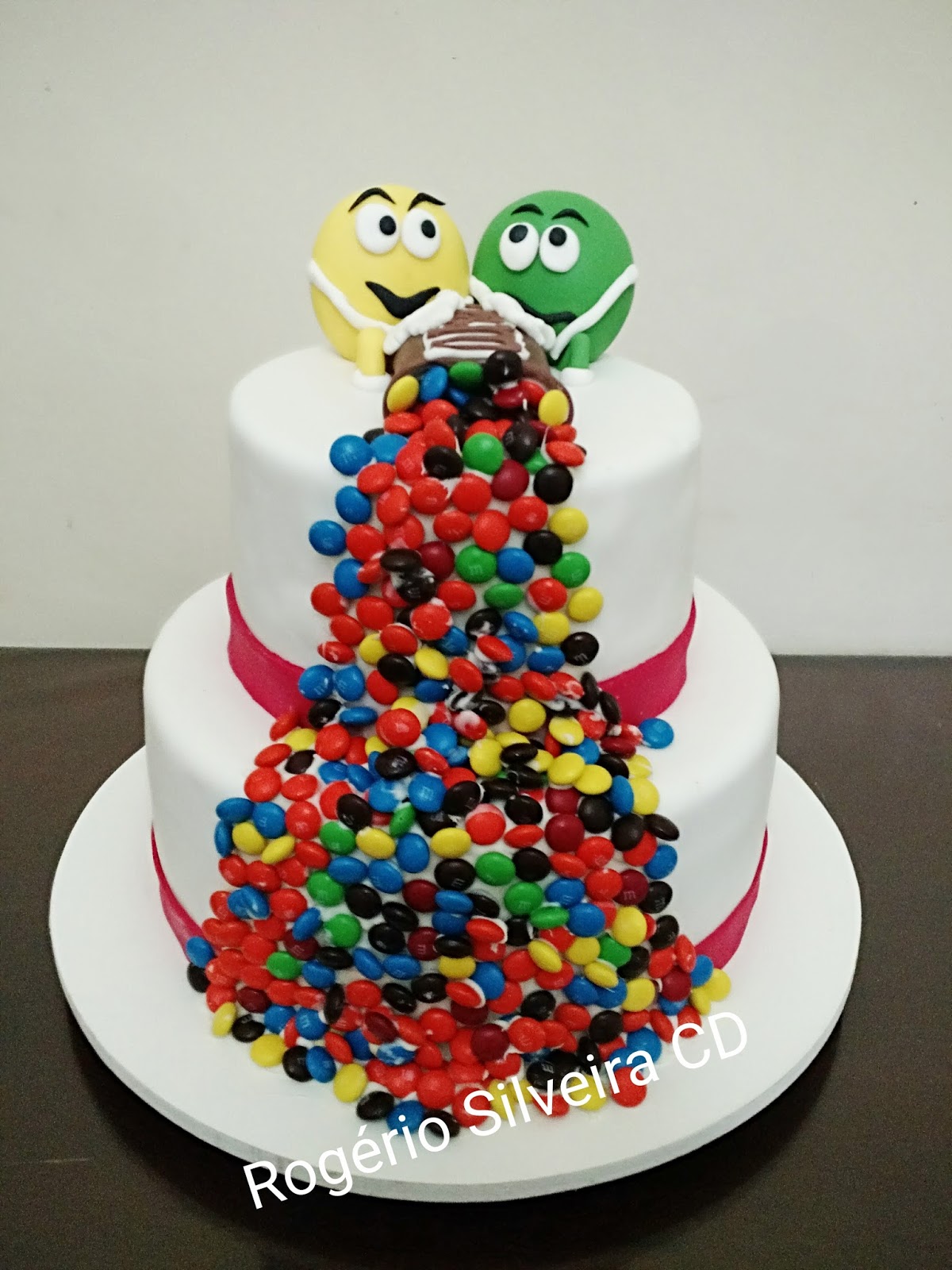 Rogerio Cake Designer: Bolo M&Ms Cascata