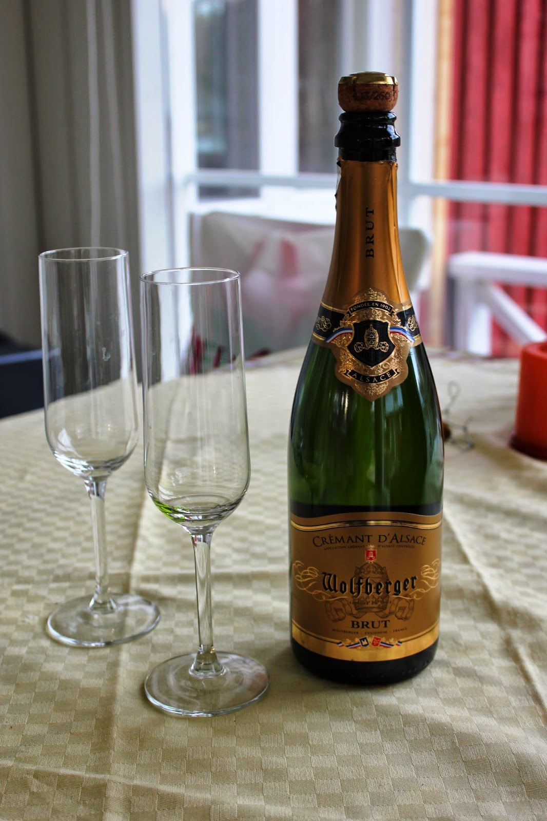 Huvilaelämää ja mökkiruokaa: Skumppaa ja mansikoita