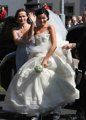 Liz John Black: CELEBRITY WEDDING DRESSES RATED...COOL STUFF