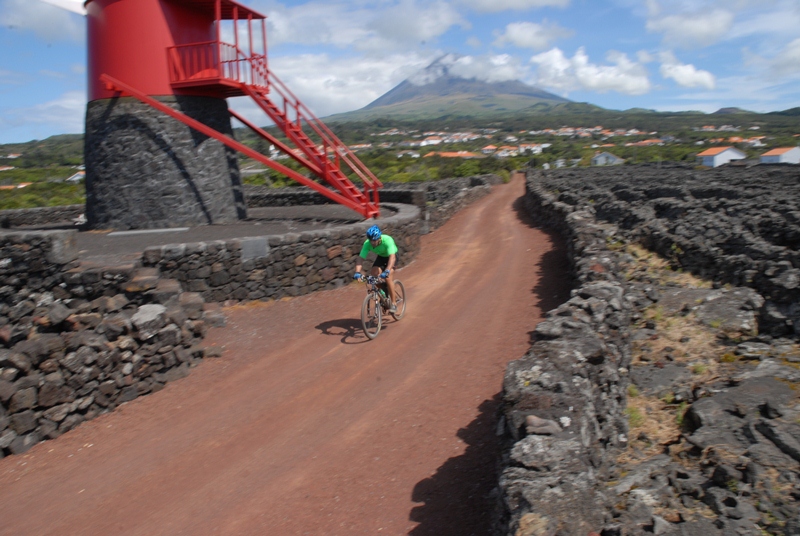 DESPORTO NA ILHA AZUL: RUI CANCIO vence Triatlo Peter café Sport