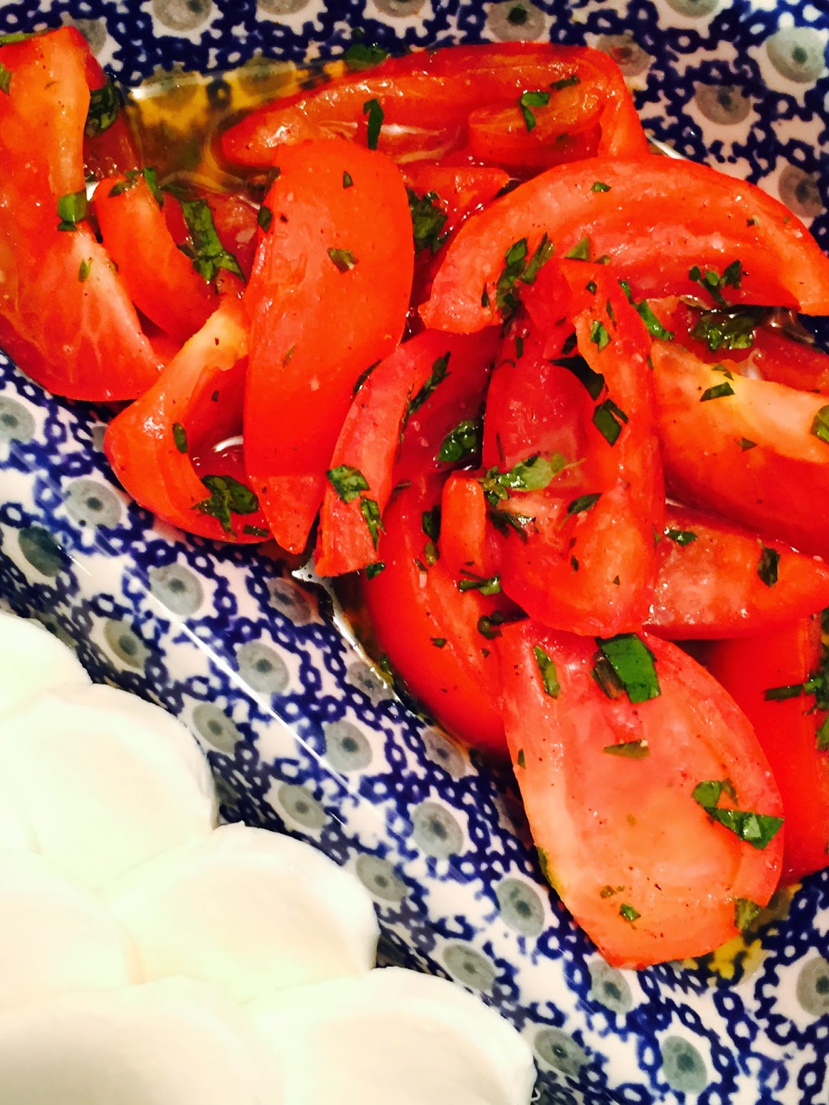 kruizing with kikukat: Potluck Food: Caprese Tomatoes
