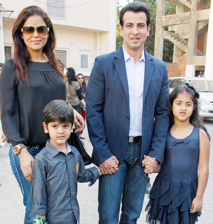 Actor Ronit Roy Kids Daughters Ona, Aador & Son Agasthya Photos ...
